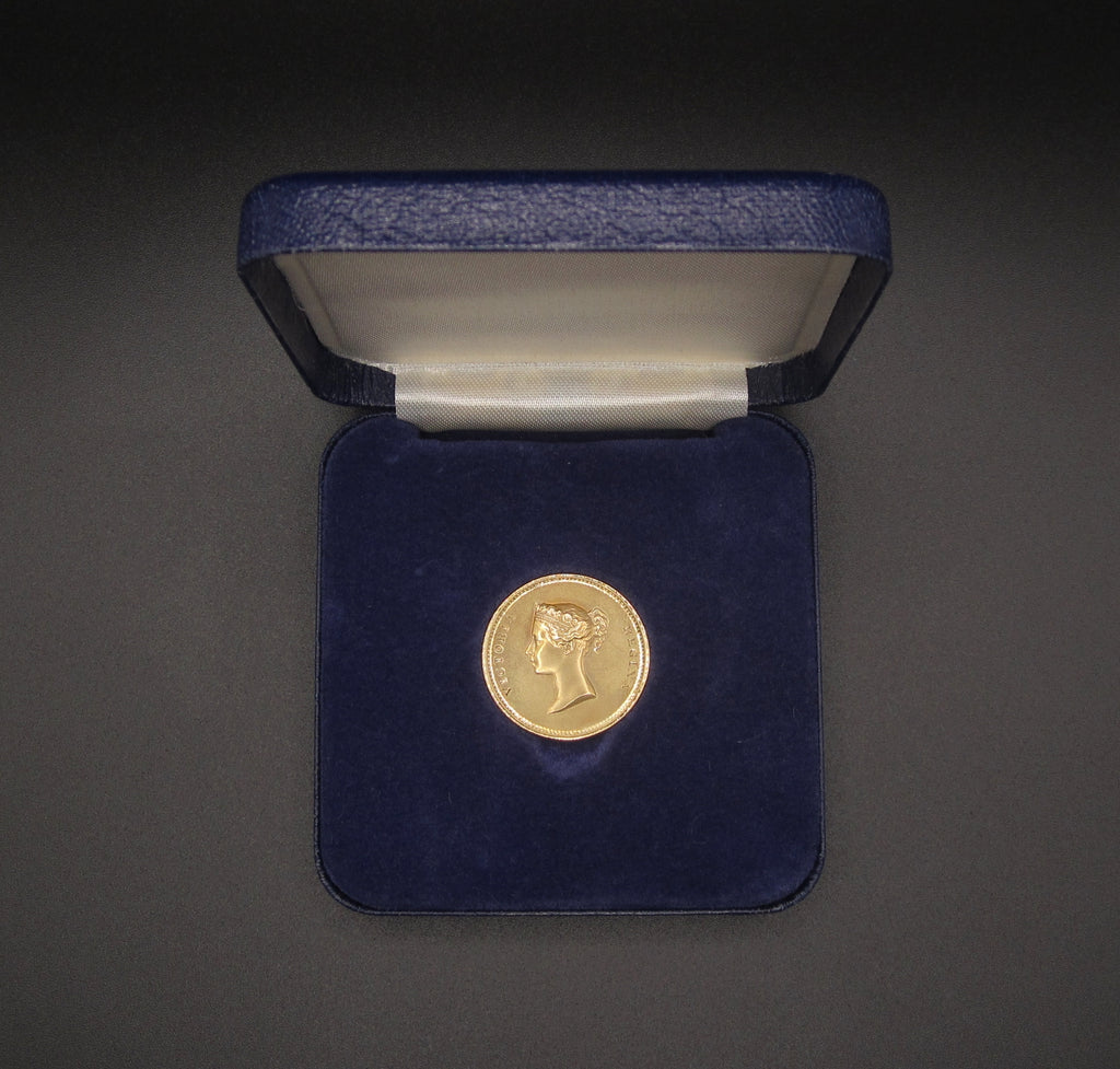 1987 Stampex Trophy Contest Award 25mm Gold Medal - Victoria Young Hea ...